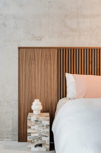 Trendig väggpanel: Design & akustik i valnöt | Vårnytt hem